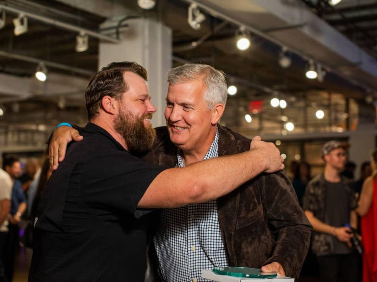 Dayne Weaver of Dayne's Craft Barbecue hugs Fort Worth Hero Award ...