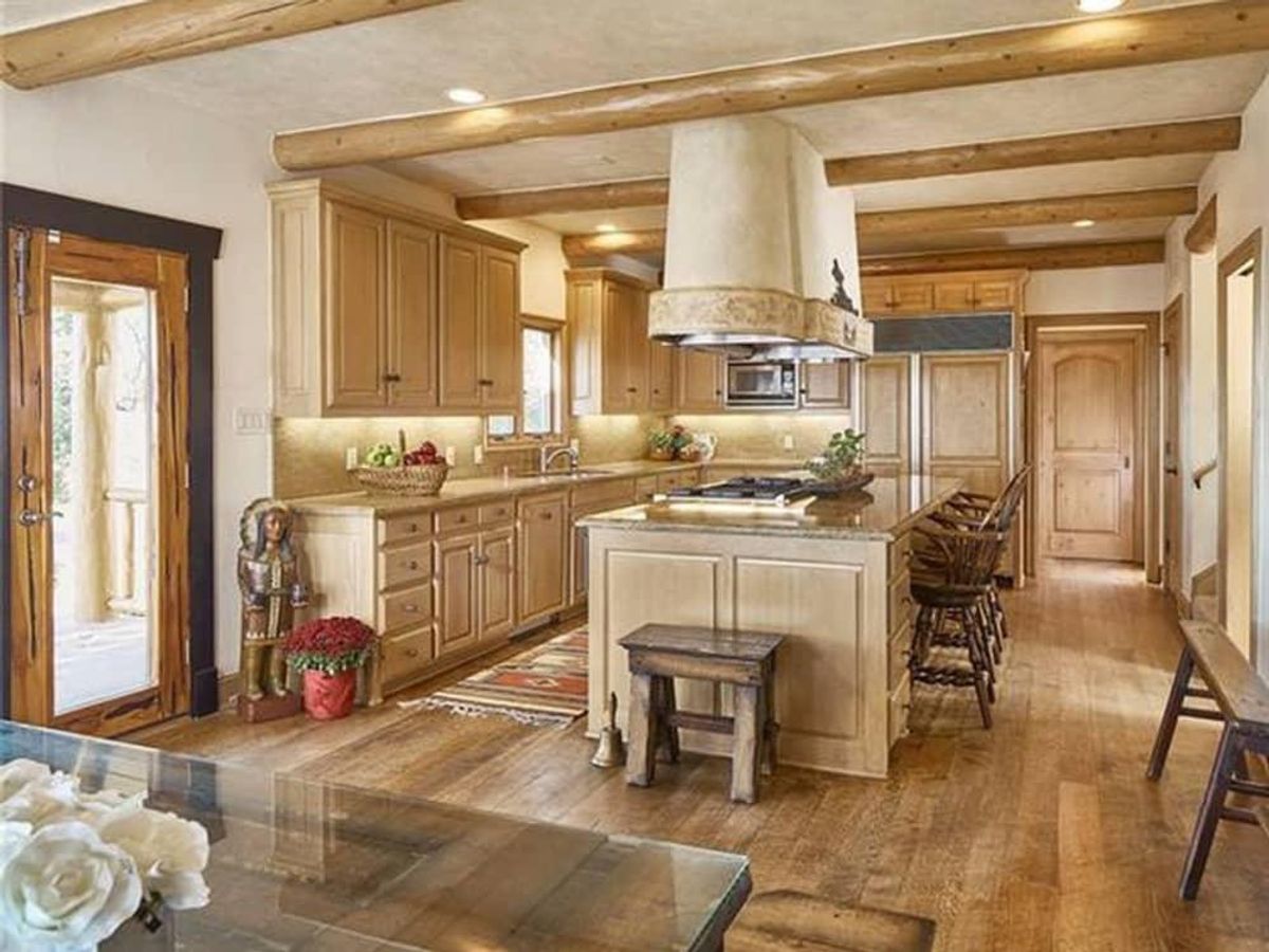 In 1999, the current owners redid the house in its current style ...