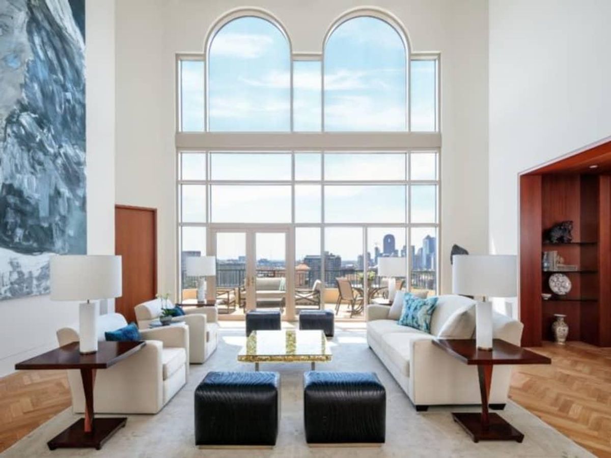 The penthouse offers breathtaking views of Turtle Creek and downtown ...