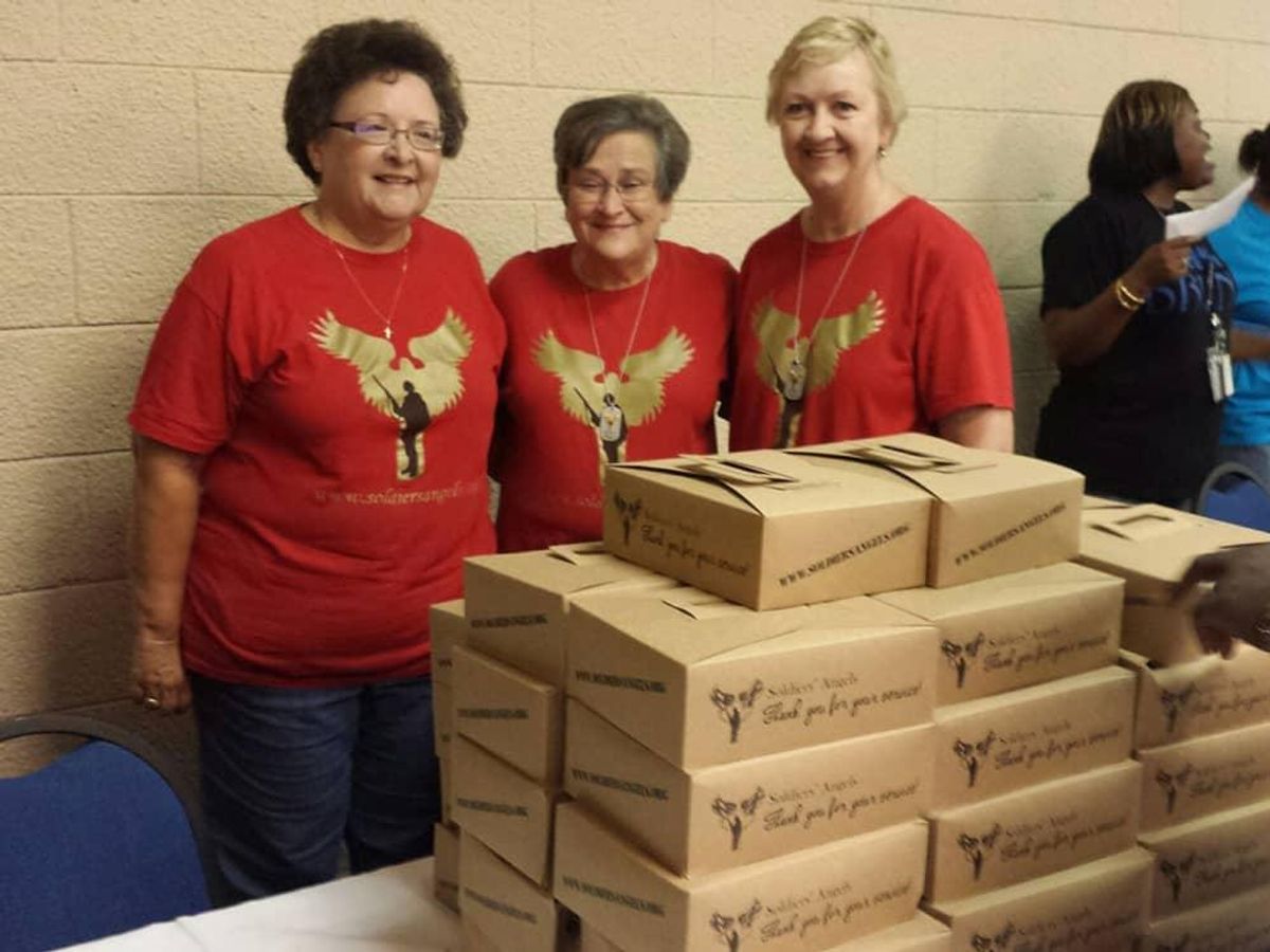 Soldiers' Angels "Angel" volunteers handing out box lunches to homeless ...